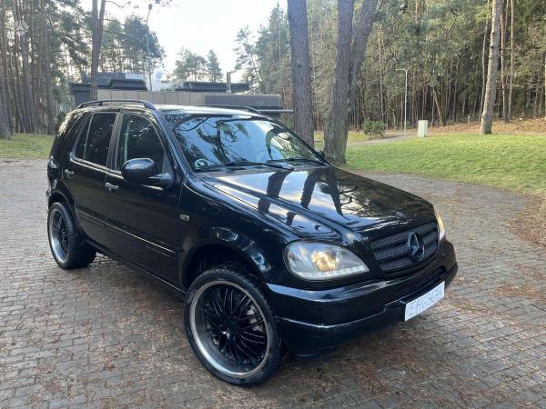 Black Mercedes-Benz ml-430 2000 in Vilnius, with an engine capacity of 4.27 L and mileage of 262 thousand km for 3800 €, photo 2 on AUTOMOTO.COM.LV