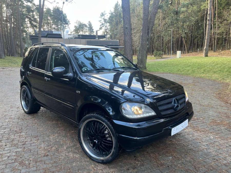 Black Mercedes-Benz ml-430 2000 in Vilnius, with an engine capacity of 4.27 L and mileage of 262 thousand km for 3800 €, photo 2 on AUTOMOTO.COM.LV