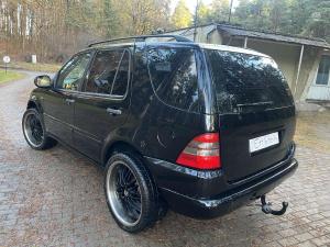 Black Mercedes-Benz ml-430 2000 in Vilnius, with an engine capacity of 4.27 L and mileage of 262 thousand km for 3800 €, photo 4 on AUTOMOTO.COM.LV