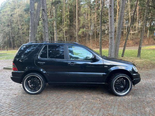 Black Mercedes-Benz ml-430 2000 in Vilnius, with an engine capacity of 4.27 L and mileage of 262 thousand km for 3800 €, photo 5 on AUTOMOTO.COM.LV
