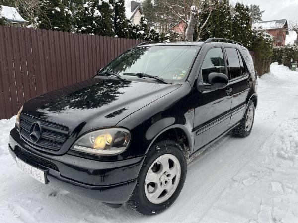 Melns Mercedes-Benz ml-430 2000 Viļņa, ar dzinēja tilpumu 4.27 L un nobraukumu 263 tūkst. km par 3800 €, foto 1 vietnē AUTOMOTO.COM.LV