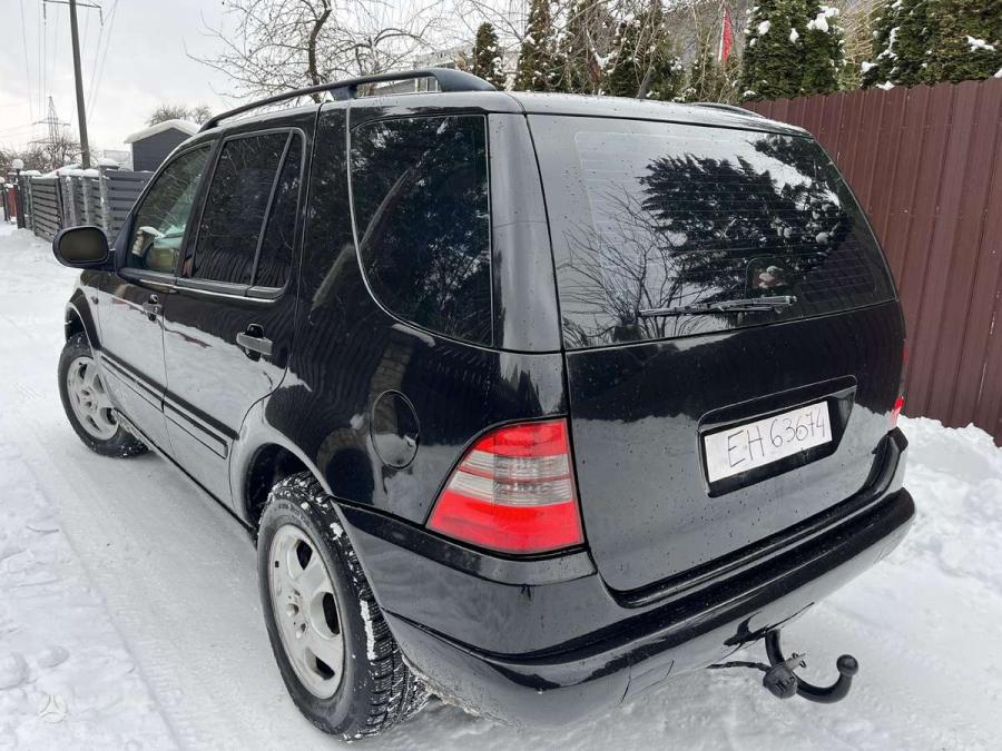 Melns Mercedes-Benz ml-430 2000 Viļņa, ar dzinēja tilpumu 4.27 L un nobraukumu 263 tūkst. km par 3800 €, foto 3 vietnē AUTOMOTO.COM.LV
