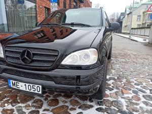 Melns Mercedes-Benz ml-430 2000 Rīga, ar dzinēja tilpumu 4.30 L un nobraukumu 424 tūkst. km par 2950 €, foto  vietnē AUTOMOTO.COM.LV