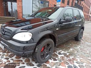 Black Mercedes-Benz ml-430 2000 in Riga, with an engine capacity of 4.30 L and mileage of 424 thousand km for 2950 €, photo 3 on AUTOMOTO.COM.LV
