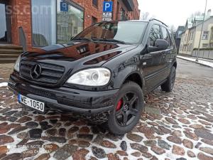 Black Mercedes-Benz ml-430 2000 in Riga, with an engine capacity of 4.30 L and mileage of 424 thousand km for 2950 €, photo 4 on AUTOMOTO.COM.LV