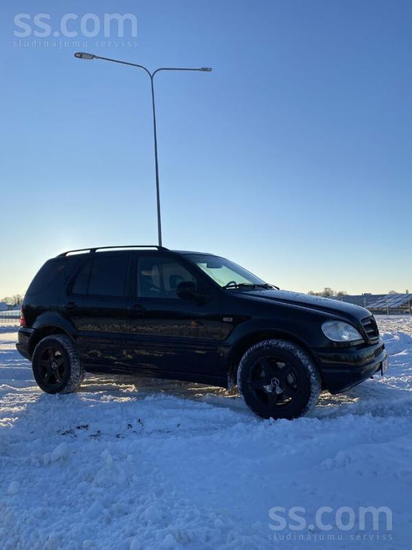 Melns Mercedes-Benz ml-430 2000 Ventspils, ar dzinēja tilpumu 4.30 L un nobraukumu 427 tūkst. km par 4250 €, foto 3 vietnē AUTOMOTO.COM.LV