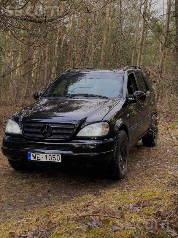 Black Mercedes-Benz ml-430 2000 in Ventspils, with an engine capacity of 4.30 L and mileage of 430 thousand km for 4300 €, photo 1 on AUTOMOTO.COM.LV
