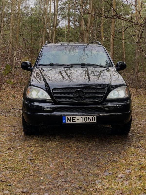 Black Mercedes-Benz ml-430 2000 in Ventspils, with an engine capacity of 4.30 L and mileage of 430 thousand km for 4300 €, photo 2 on AUTOMOTO.COM.LV