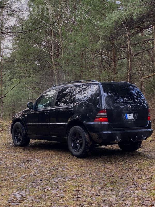 Black Mercedes-Benz ml-430 2000 in Ventspils, with an engine capacity of 4.30 L and mileage of 430 thousand km for 4300 €, photo 4 on AUTOMOTO.COM.LV