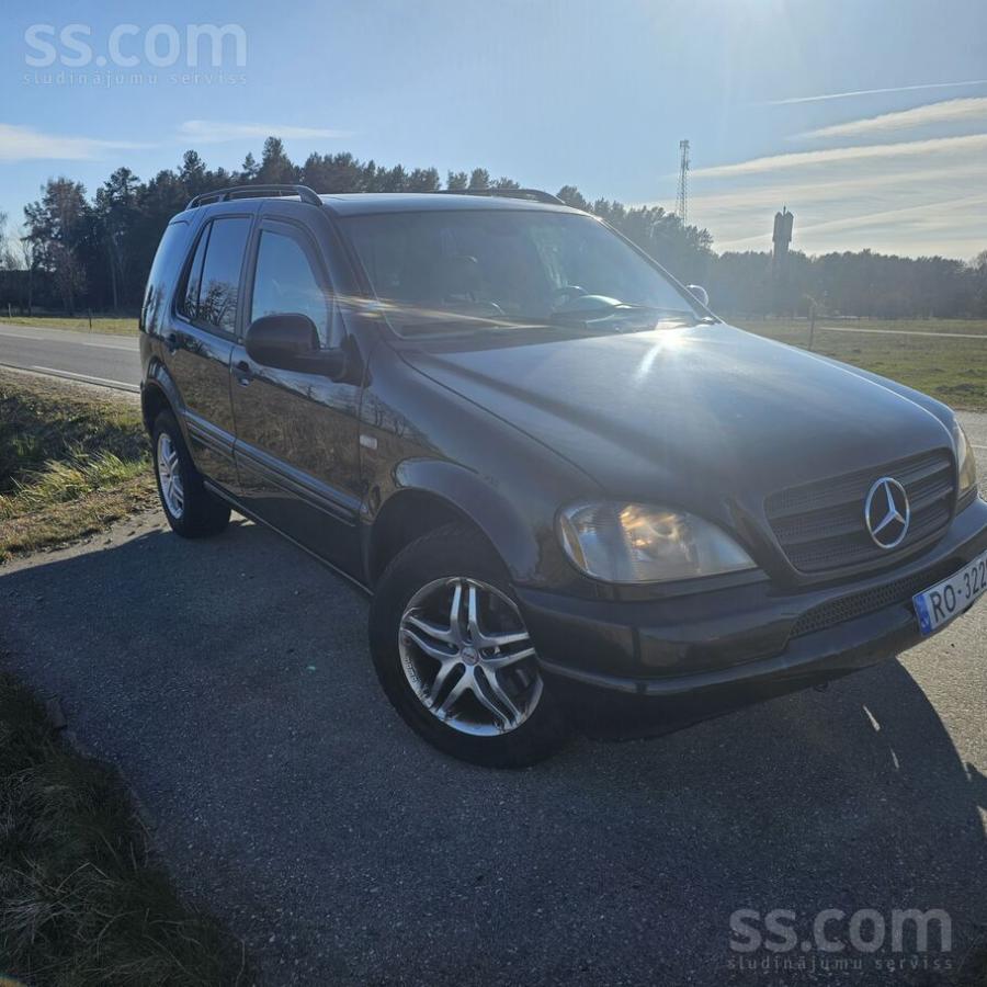 Melns Mercedes-Benz ml-430 2000 Rīga, ar dzinēja tilpumu 4.30 L un nobraukumu 274 tūkst. km par 2350 €, foto 3 vietnē AUTOMOTO.COM.LV
