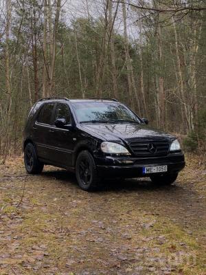 Melns Mercedes-Benz ml-430 2000 Ventspils, ar dzinēja tilpumu 4.30 L un nobraukumu 432 tūkst. km par 3150 €, foto  vietnē AUTOMOTO.COM.LV