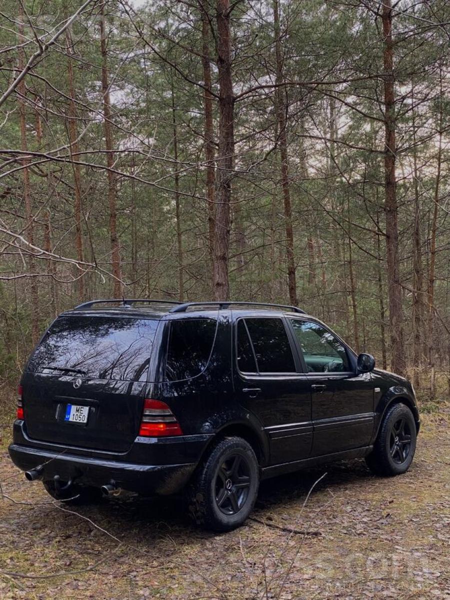 Black Mercedes-Benz ml-430 2000 in Ventspils, with an engine capacity of 4.30 L and mileage of 432 thousand km for 3150 €, photo 6 on AUTOMOTO.COM.LV