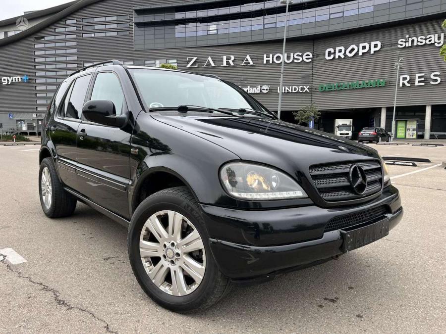Black Mercedes-Benz ml-430 2000 in Vilnius, with an engine capacity of 4.27 L and mileage of 260 thousand km for 2750 €, photo 3 on AUTOMOTO.COM.LV