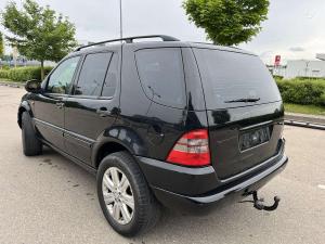 Black Mercedes-Benz ml-430 2000 in Vilnius, with an engine capacity of 4.27 L and mileage of 260 thousand km for 2750 €, photo 4 on AUTOMOTO.COM.LV