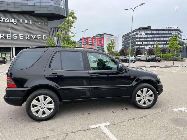 Black Mercedes-Benz ml-430 2000 in Vilnius, with an engine capacity of 4.27 L and mileage of 260 thousand km for 2750 €, photo 5 on AUTOMOTO.COM.LV