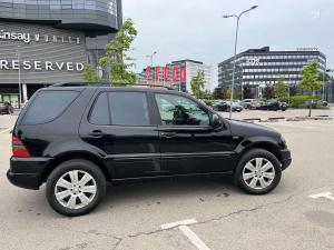 Black Mercedes-Benz ml-430 2000 in Vilnius, with an engine capacity of 4.27 L and mileage of 260 thousand km for 2750 €, photo 6 on AUTOMOTO.COM.LV