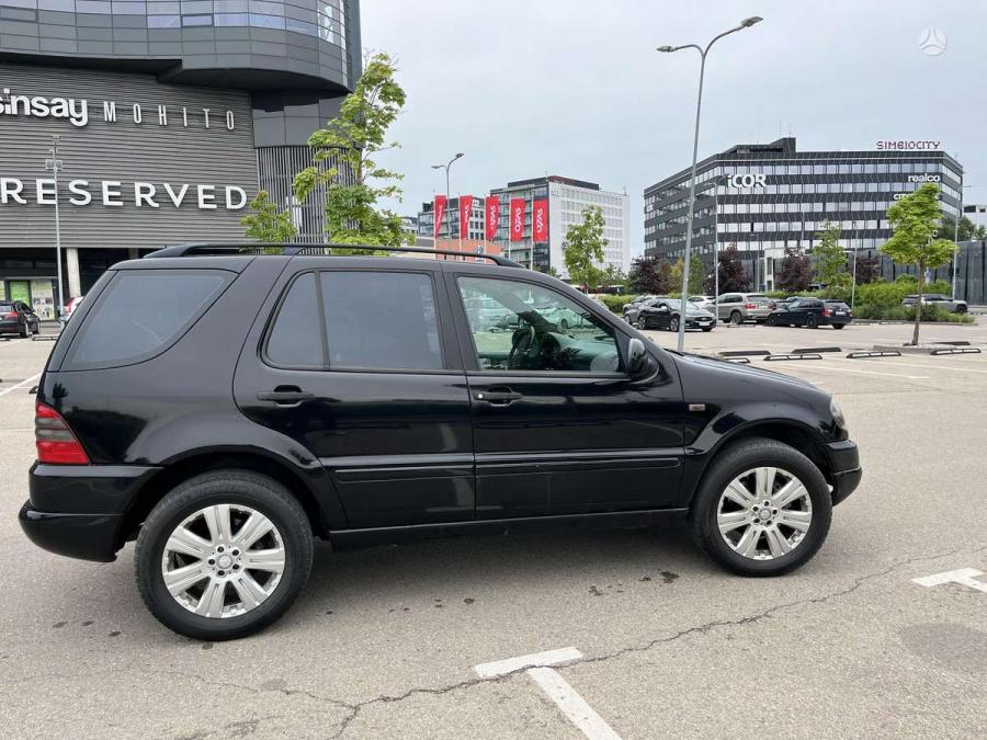Black Mercedes-Benz ml-430 2000 in Vilnius, with an engine capacity of 4.27 L and mileage of 260 thousand km for 2750 €, photo 6 on AUTOMOTO.COM.LV