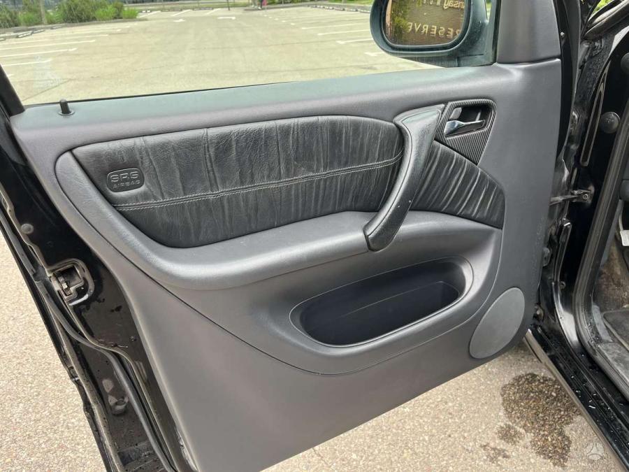 Black Mercedes-Benz ml-430 2000 in Vilnius, with an engine capacity of 4.27 L and mileage of 260 thousand km for 2750 €, photo 16 on AUTOMOTO.COM.LV