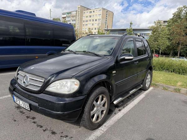 Черный Мерседес МЛ 430 2000 в Вильнюс, объемом двигателя 4.30 л и пробегом 223 тыс. км за 1450 €, фото 1 на AUTOMOTO.COM.LV