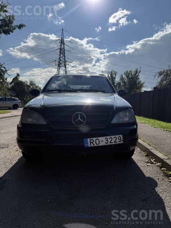 Black Mercedes-Benz ml-430 2000 in Riga, with an engine capacity of 4.30 L and mileage of 273 thousand km for 1800 €, photo 1 on AUTOMOTO.COM.LV