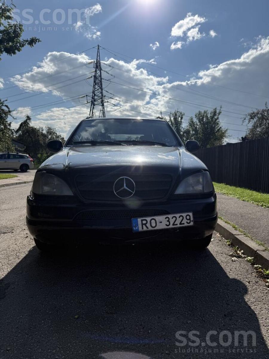 Black Mercedes-Benz ml-430 2000 in Riga, with an engine capacity of 4.30 L and mileage of 273 thousand km for 1800 €, photo 1 on AUTOMOTO.COM.LV
