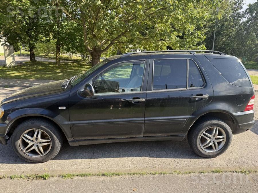 Black Mercedes-Benz ml-430 2000 in Riga, with an engine capacity of 4.30 L and mileage of 273 thousand km for 1800 €, photo 3 on AUTOMOTO.COM.LV