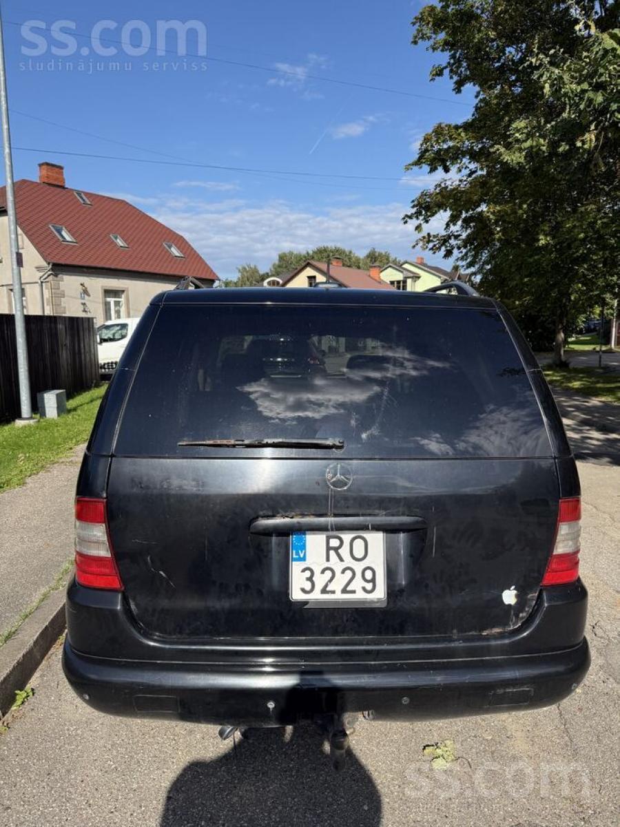 Black Mercedes-Benz ml-430 2000 in Riga, with an engine capacity of 4.30 L and mileage of 273 thousand km for 1800 €, photo 4 on AUTOMOTO.COM.LV