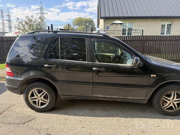 Black Mercedes-Benz ml-430 2000 in Riga, with an engine capacity of 4.30 L and mileage of 273 thousand km for 1800 €, photo 5 on AUTOMOTO.COM.LV