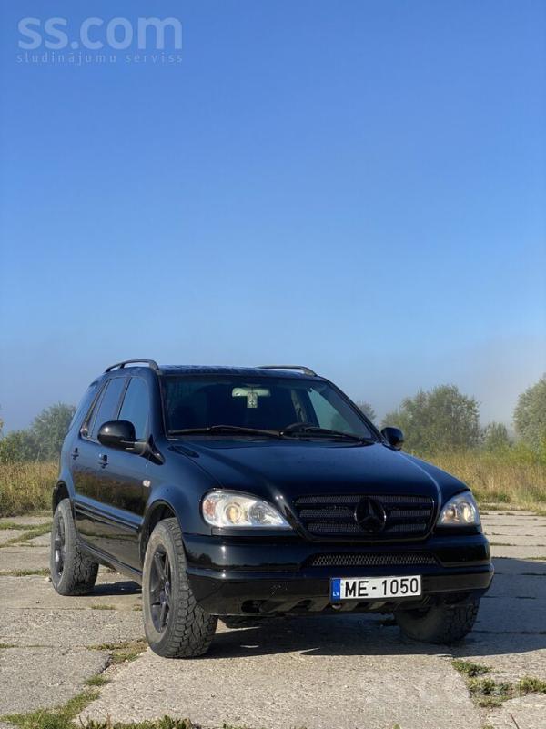 Black Mercedes-Benz ml-430 2000 in Ventspils, with an engine capacity of 4.30 L and mileage of 434 thousand km for 3200 €, photo 3 on AUTOMOTO.COM.LV