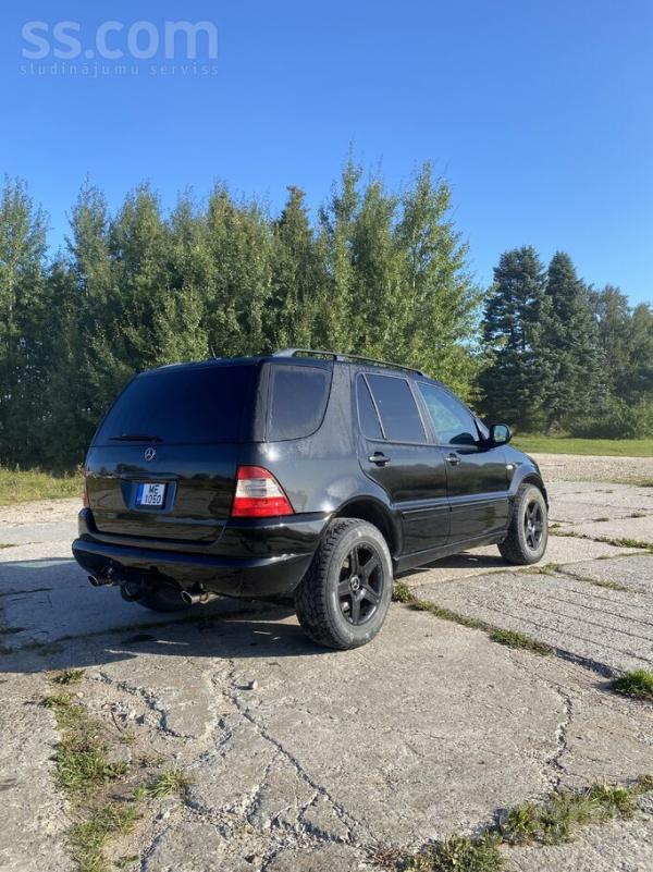 Black Mercedes-Benz ml-430 2000 in Ventspils, with an engine capacity of 4.30 L and mileage of 434 thousand km for 3200 €, photo 5 on AUTOMOTO.COM.LV