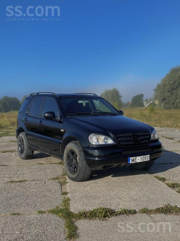 Black Mercedes-Benz ml-430 2000 in Ventspils, with an engine capacity of 4.30 L and mileage of 434 thousand km for 3200 €, photo 9 on AUTOMOTO.COM.LV