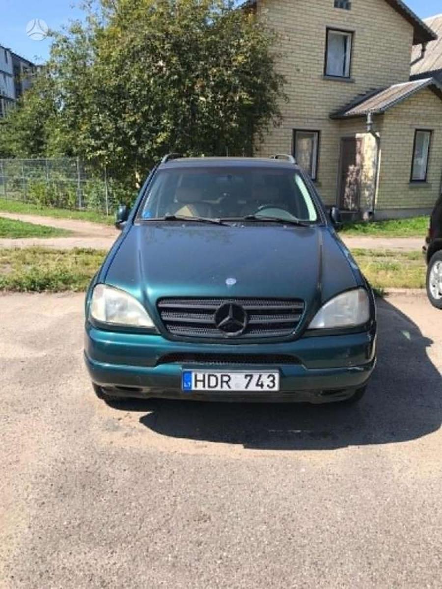 Зеленый Мерседес МЛ 430 1999 в Паневежис, объемом двигателя 4.27 л и пробегом 288 тыс. км за 1450 €, фото 1 на AUTOMOTO.COM.LV