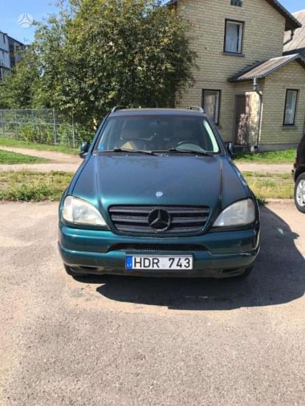 Мерседес МЛ 430 1999 в Паневежис на AUTOMOTO.COM.LV Зеленый Мерседес МЛ 430 1999 в Паневежис, объемом двигателя 4.27 л и пробегом 288 тыс. км за 1450 €, фото 1 на AUTOMOTO.COM.LV
