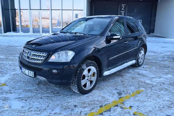 Black Mercedes-Benz ml-500 2006 in Vilnius, with an engine capacity of 5.00 L and mileage of 461 thousand km for 3850 €, photo 1 on AUTOMOTO.COM.LV