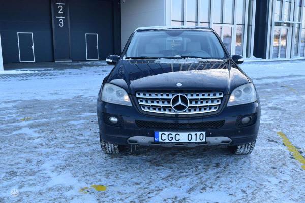 Black Mercedes-Benz ml-500 2006 in Vilnius, with an engine capacity of 5.00 L and mileage of 461 thousand km for 3850 €, photo 2 on AUTOMOTO.COM.LV