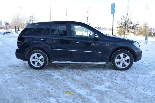 Black Mercedes-Benz ml-500 2006 in Vilnius, with an engine capacity of 5.00 L and mileage of 461 thousand km for 3850 €, photo 4 on AUTOMOTO.COM.LV