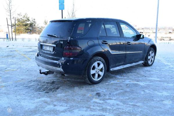 Black Mercedes-Benz ml-500 2006 in Vilnius, with an engine capacity of 5.00 L and mileage of 461 thousand km for 3850 €, photo 5 on AUTOMOTO.COM.LV
