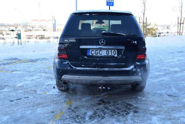 Black Mercedes-Benz ml-500 2006 in Vilnius, with an engine capacity of 5.00 L and mileage of 461 thousand km for 3850 €, photo 6 on AUTOMOTO.COM.LV