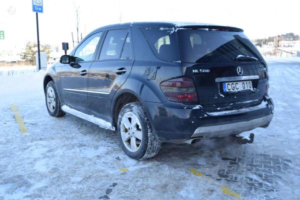 Black Mercedes-Benz ml-500 2006 in Vilnius, with an engine capacity of 5.00 L and mileage of 461 thousand km for 3850 €, photo 7 on AUTOMOTO.COM.LV