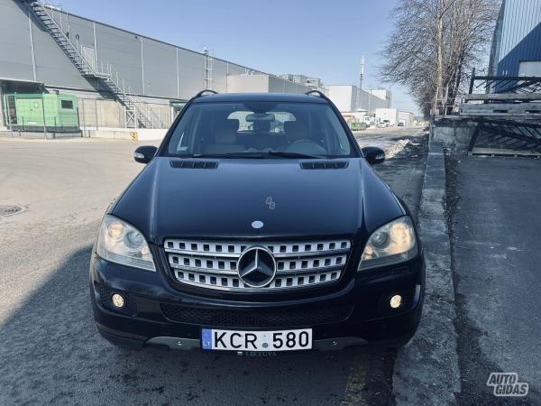Black Mercedes-Benz ml-500 2006 in Klaipeda, with an engine capacity of 5.00 L and mileage of 308 thousand km for 5500 €, photo 6 on AUTOMOTO.COM.LV