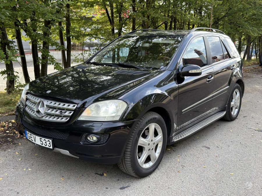Black Mercedes-Benz ml-500 2010 in Vilnius, with an engine capacity of 5.00 L and mileage of 400 thousand km for 3900 €, photo 1 on AUTOMOTO.COM.LV