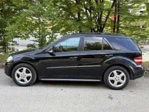 Black Mercedes-Benz ml-500 2010 in Vilnius, with an engine capacity of 5.00 L and mileage of 400 thousand km for 3900 €, photo 3 on AUTOMOTO.COM.LV