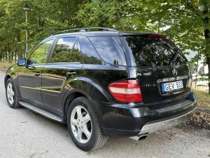 Black Mercedes-Benz ml-500 2010 in Vilnius, with an engine capacity of 5.00 L and mileage of 400 thousand km for 3900 €, photo 4 on AUTOMOTO.COM.LV