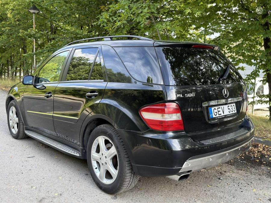 Black Mercedes-Benz ml-500 2010 in Vilnius, with an engine capacity of 5.00 L and mileage of 400 thousand km for 3900 €, photo 4 on AUTOMOTO.COM.LV