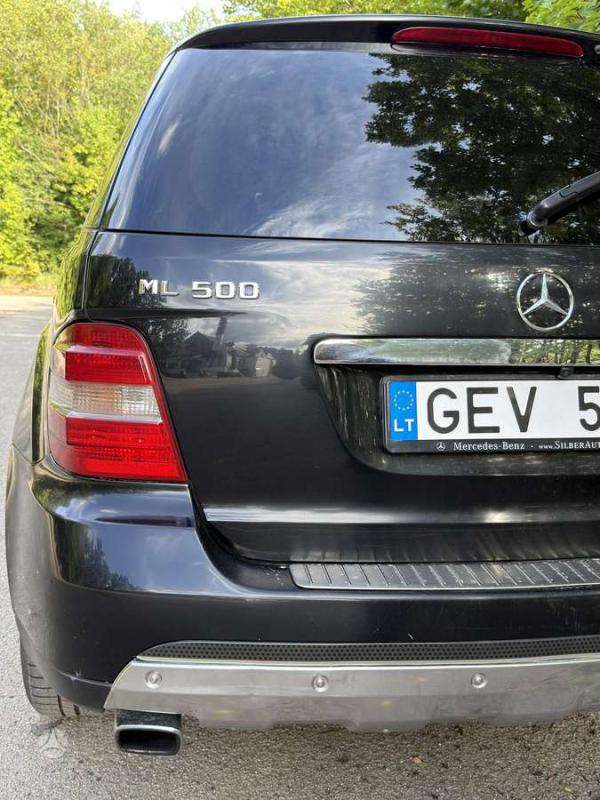 Black Mercedes-Benz ml-500 2010 in Vilnius, with an engine capacity of 5.00 L and mileage of 400 thousand km for 3900 €, photo 4 on AUTOMOTO.COM.LV