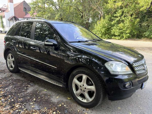 Black Mercedes-Benz ml-500 2010 in Vilnius, with an engine capacity of 5.00 L and mileage of 400 thousand km for 3900 €, photo 5 on AUTOMOTO.COM.LV
