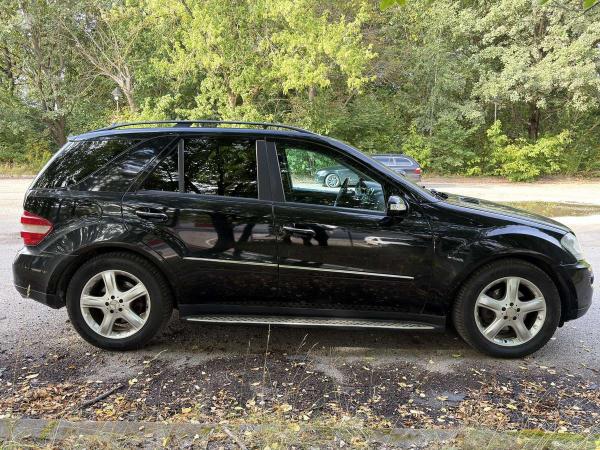 Black Mercedes-Benz ml-500 2010 in Vilnius, with an engine capacity of 5.00 L and mileage of 400 thousand km for 3900 €, photo 6 on AUTOMOTO.COM.LV