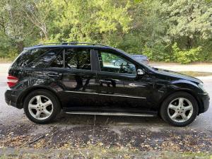 Black Mercedes-Benz ml-500 2010 in Vilnius, with an engine capacity of 5.00 L and mileage of 400 thousand km for 3900 €, photo 7 on AUTOMOTO.COM.LV