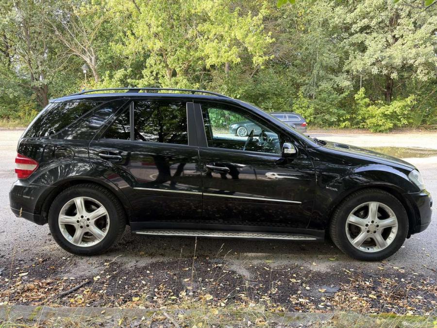 Black Mercedes-Benz ml-500 2010 in Vilnius, with an engine capacity of 5.00 L and mileage of 400 thousand km for 3900 €, photo 7 on AUTOMOTO.COM.LV