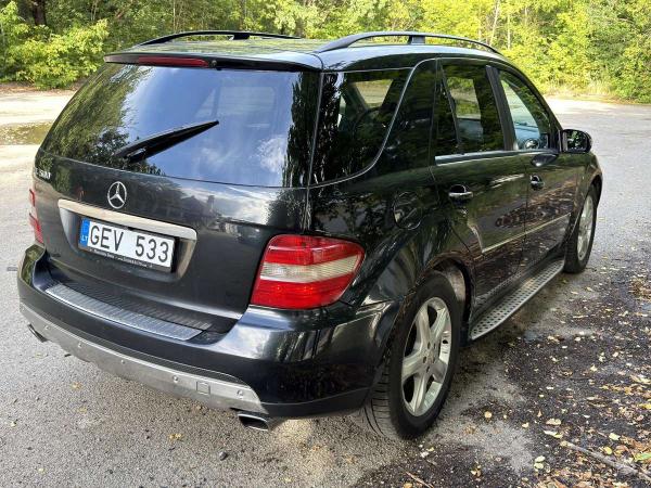 Black Mercedes-Benz ml-500 2010 in Vilnius, with an engine capacity of 5.00 L and mileage of 400 thousand km for 3900 €, photo 7 on AUTOMOTO.COM.LV